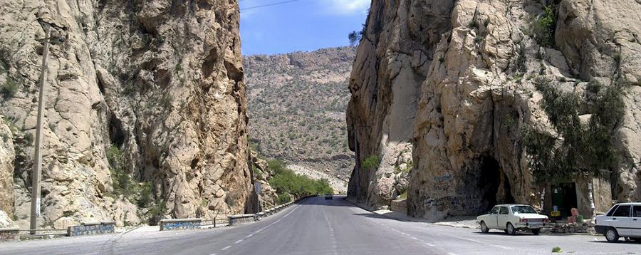 Kazerun Pass: a winding paved road to the top