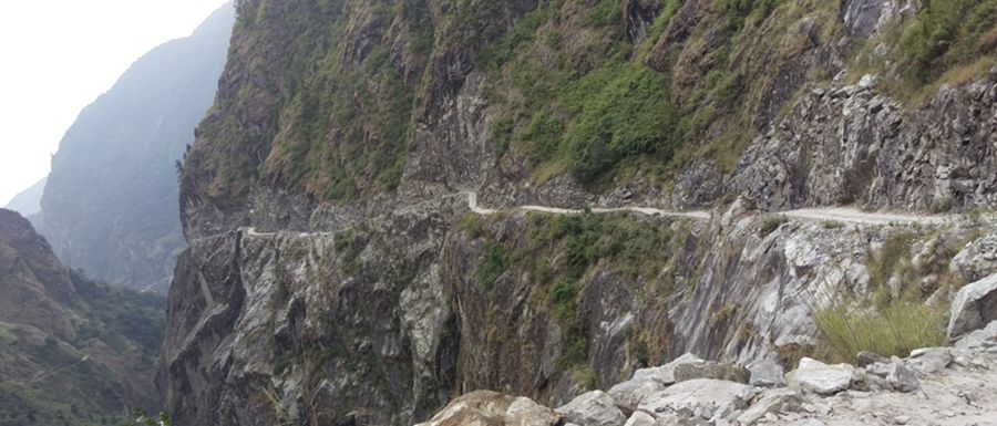 Don’t glance down at your phone on Manang Road