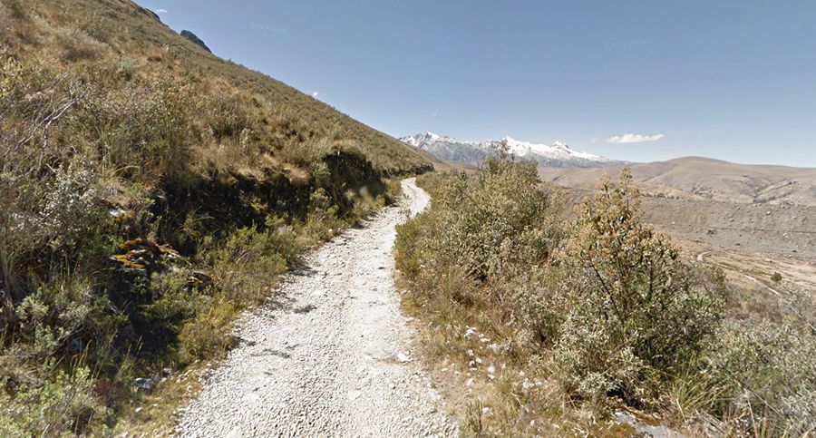 The breathtaking road to Llaca lake