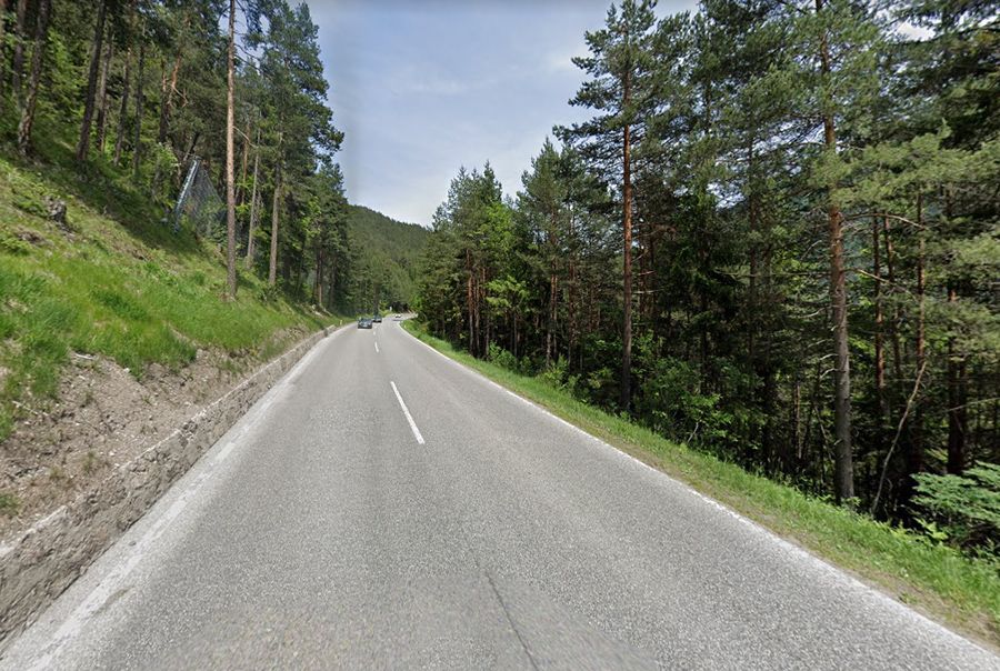 A steep busy road to the top of Fern Pass in Austria